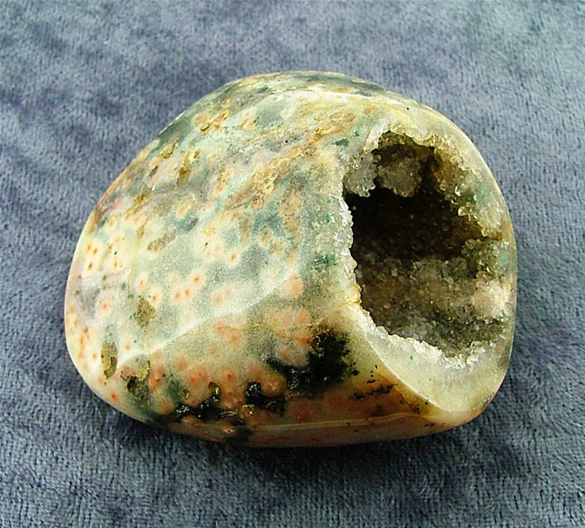 POLISHED AGATE GEODE SPECIMEN. SP7597POL