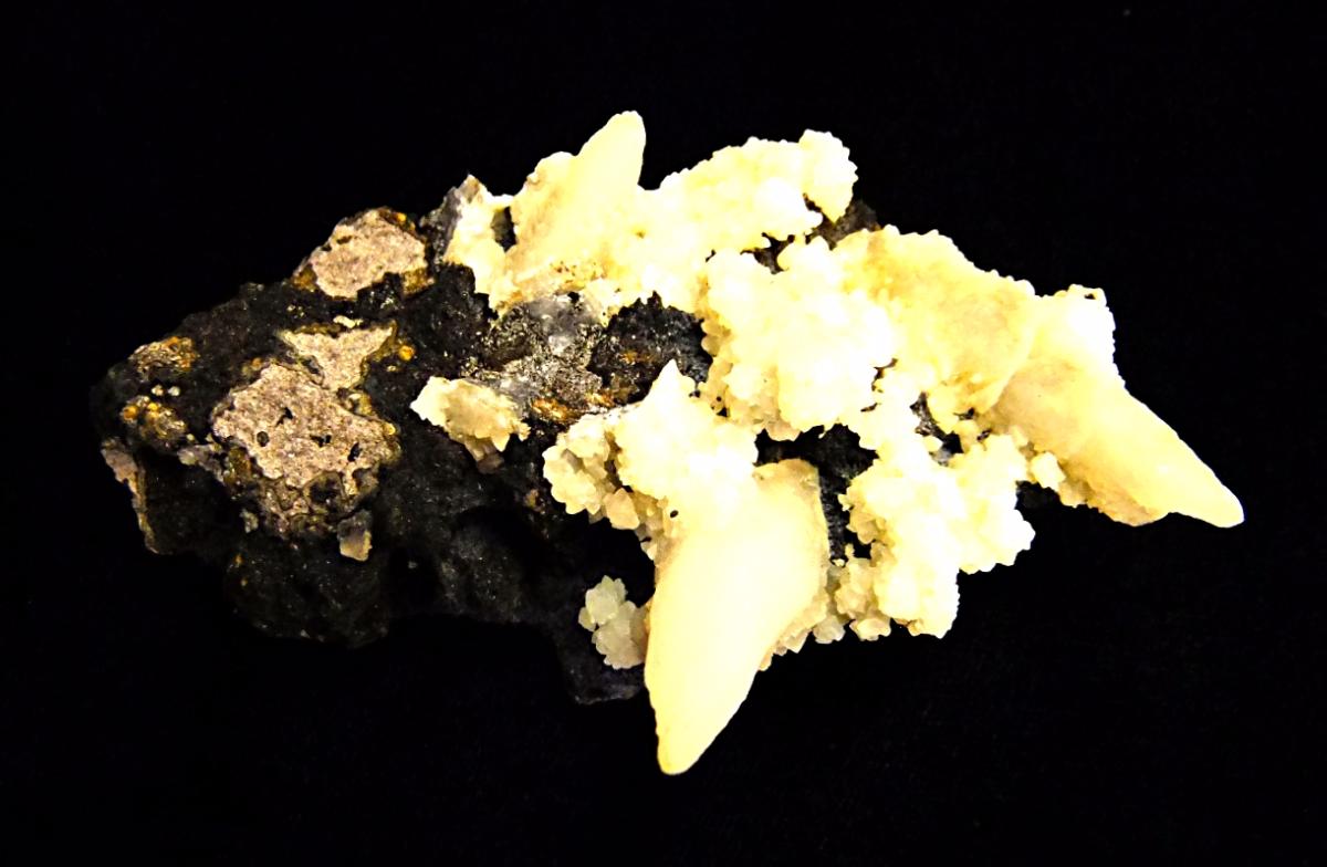 WHITE CALCITE CRYSTAL FORMATIONS. SP10300