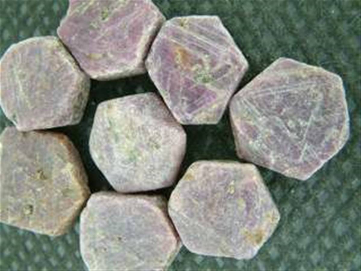 RUBY HEXAGONAL RAW CRYSTAL FORMATIONS (SMALL SIZE). SPR728