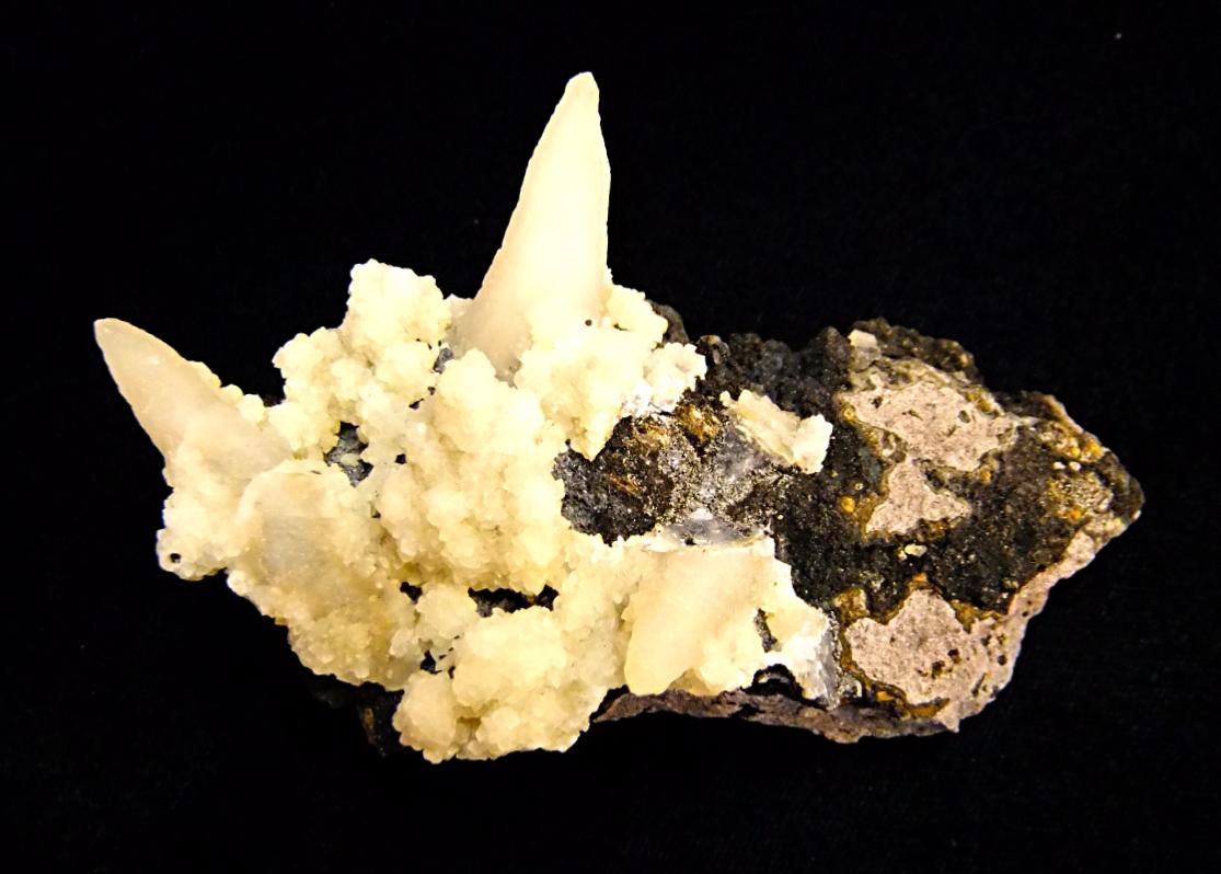 WHITE CALCITE CRYSTAL FORMATIONS. SP10300